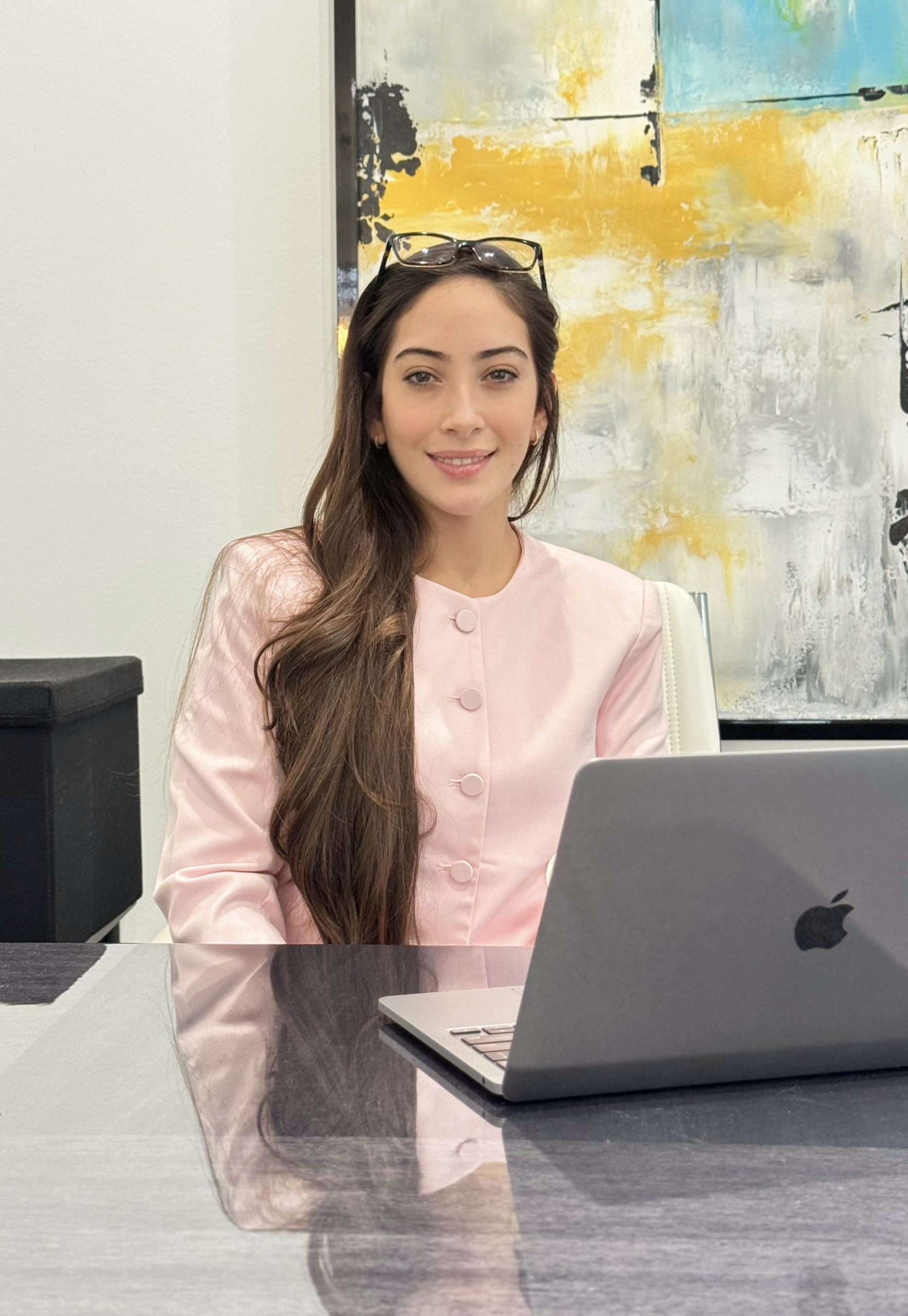 Maria Andreina Oliveros Gil: Una Experta en Diseño Gráfico con Visión ...